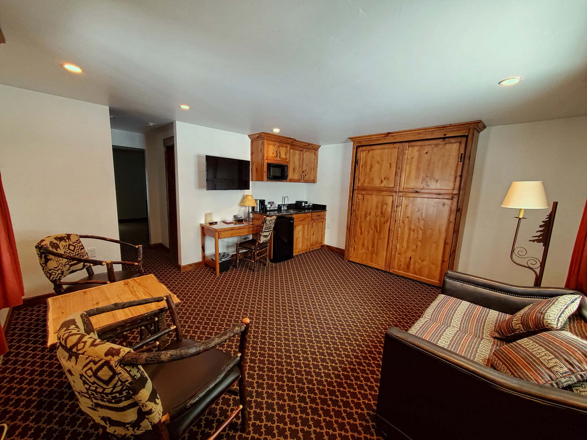 Jackson Hole Boutique Hotel| Parkway Inn | Master Cottage Suite with Patio